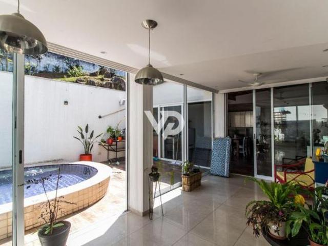 Casa dupla com piscina à venda no Tamboré 4 Alphaville