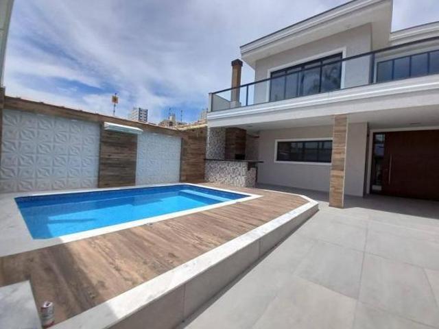 Casa Duplex com 3 Dormitórios Suítes e Piscina