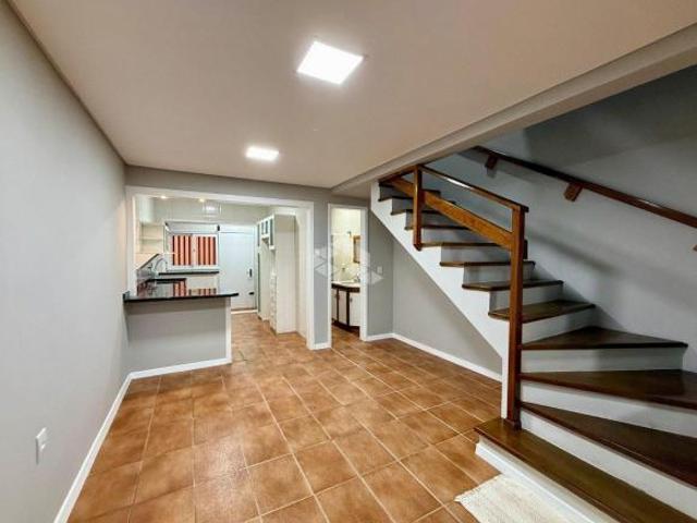Casa duplex com 03 dormitórios sendo 1 suíte, 2 banheiros, na Beira Mar de Xangri lá