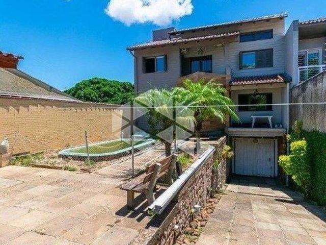 Casa Duplex com 2 dormitórios, e 4 banheiros e garagem coberta no bairro Nonoai em Porto Alegre