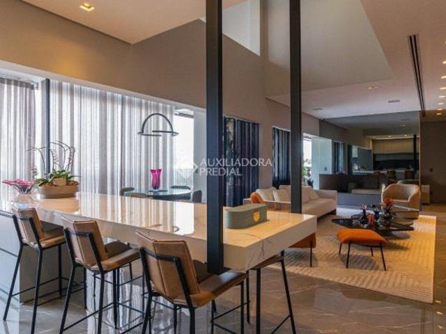 Casa Duplex com 4 suítes e garagem box com depósito privativo