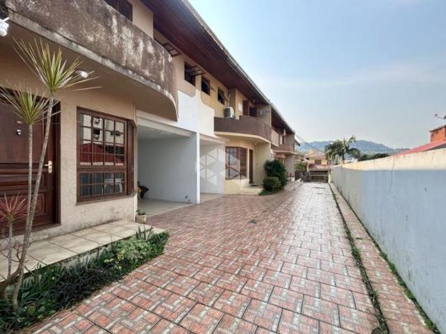 Casa duplex de 3 dormitórios no Bairro Santo Inácio