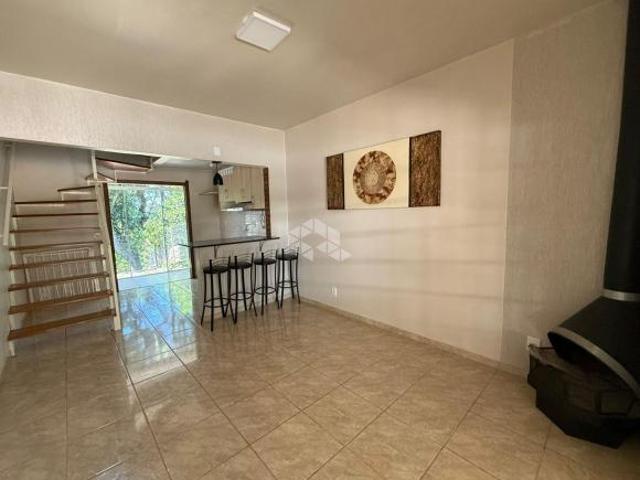 Casa duplex semimobiliada, 01 dormitório em condomínio fechado no Arroio Grande