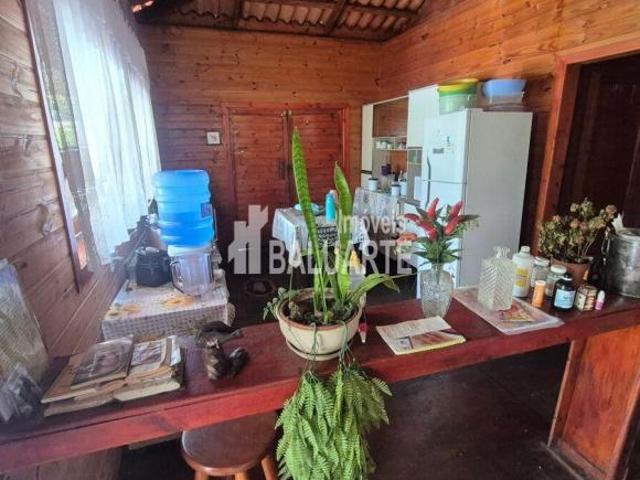 Casa de madeira com grande potencial ? oportunidade para investidores, em rua principal
