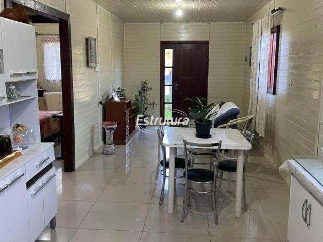 Casa de madeira com um terreno de 10x30 central, em Itaara