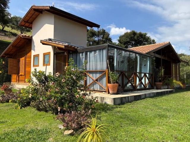 Casa de madeira com vista para a serra da Mantiqueira!