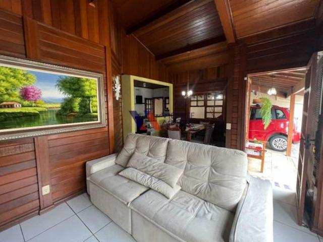 Casa de madeira com 5 quartos, 3 súites, garagem para 5 carros