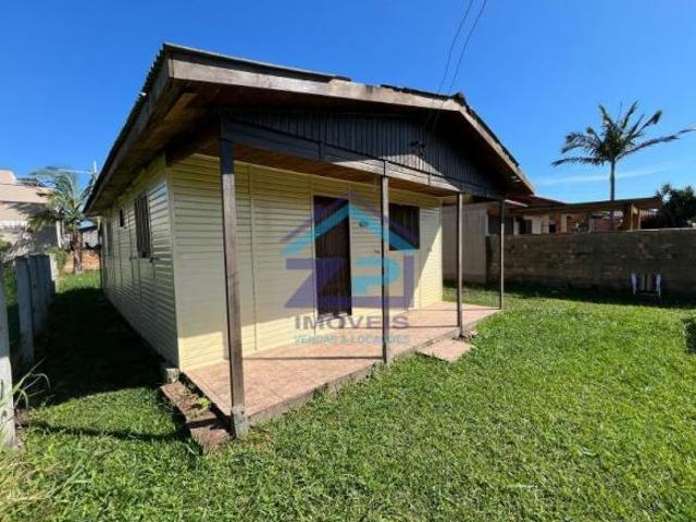 Casa de madeira à venda com 03 dormitórios Quatro Lagos