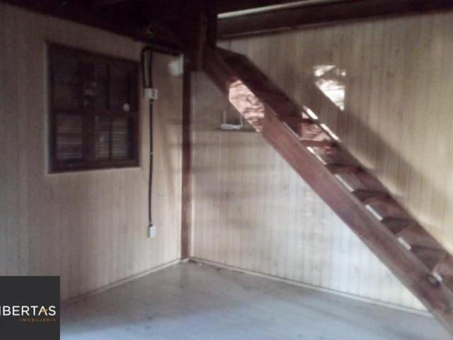 Casa de madeira à venda no Loteamento Tarumã, em Viamão