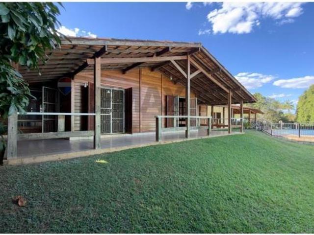 Casa de Madeira de 518 m² e 4 Quartos + casa anexa com Piscina na QI 13 do Lago Norte — Morar ou C