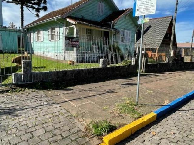Casa de madeira em rua comercial de São Chico!