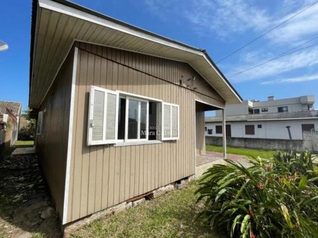 Casa de madeira, em terreno de 450,00m2, bem localizada