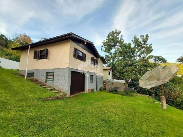 Casa de madeira no Bairro São João bem localizada perto da Rodovia