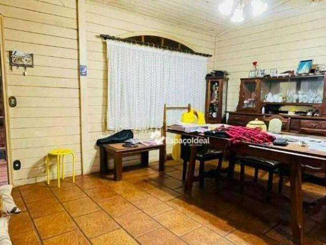 Casa de Madeira Nobre no Centro | 4 Dormitórios e 2 Suítes