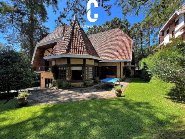 Casa de Montanha com 8 Dormitórios, Área Gourmet e Espaço de Bem Estar em Campos do Jordão