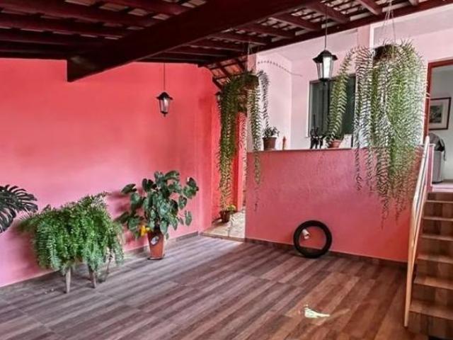 Casa de Ótimo Padrão Totalmente Reformada – Conforto e Sofisticação Prontos para Mo