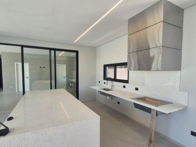 CASA DE ALTO PADÃO À VENDA EM CONDOMÍNIO FECHADO NO URBANOVA SJC