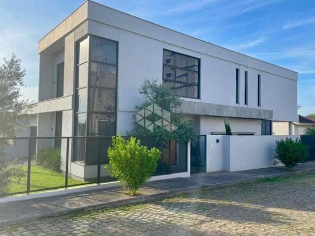 Casa de alto padrão mobiliada com 3 suítes e piscina no bairro Cristo Rei
