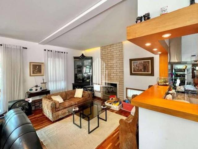 Casa de alto padrão na Chácara das Paineiras, Carapicuíba SP: 3 suítes, 5 banheiros, piscina e muito