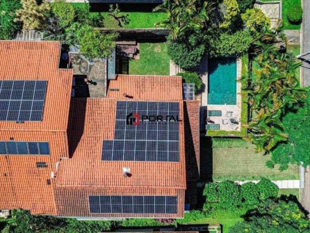 Casa de Alto Padrão na Granja Viana com 4 Suítes, Piscina Aquecida, Energia Solar e Porteira Fechada