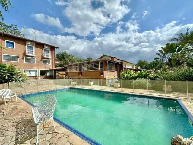 Casa de Alto Padrão na Granja Viana com 5 Suítes, Piscina Aquecida, Gourmet e Casa de Hóspedes