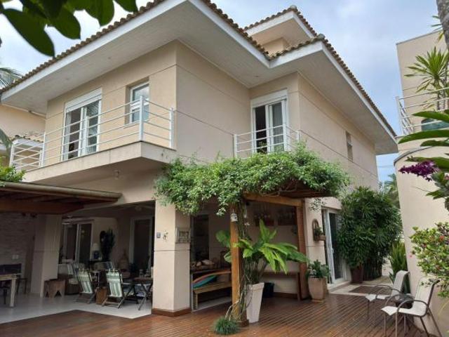 Casa de Alto Padrão na Praia da Baleia – 6 Suítes, Piscina Privativa