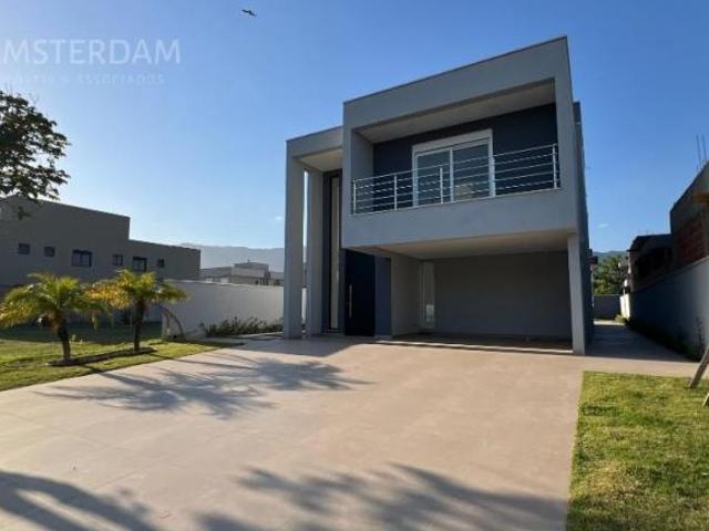 Casa de Alto Padrão no Maitinga em Condomínio Fechado, 4 suítes, 247m², com piscina privativa