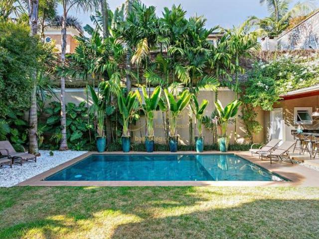 Casa de alto padrão no Morumbi com 4 suítes e 10 vagas