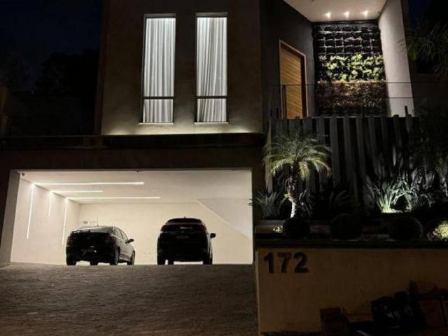 Casa de alto padrão em Arujá com 480 m², escritório e brinquedoteca