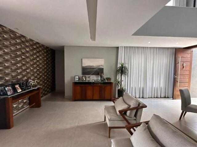 Casa de alto padrão no bairro Tropical
