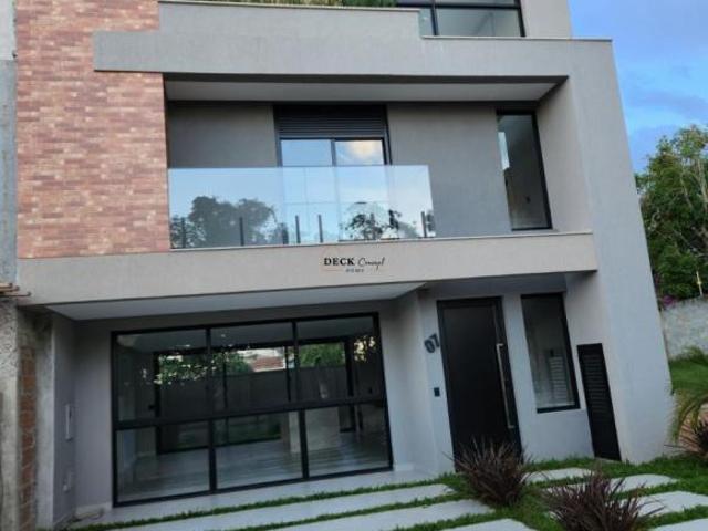Casa de alto padrão no bairro Pilarzinho com 166m², 3 dormitórios
