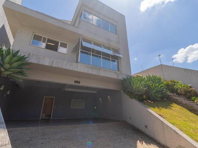 Casa de Alto Padrão no Campo Comprido com Ático, Jardim e Energia Solar