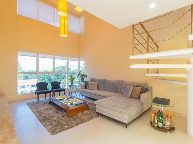 Casa de Alto Padrão no Campo Comprido com Ático, Jardim e Energia Solar