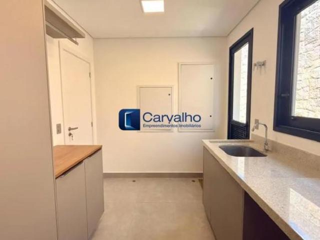 Casa de Alto Padrão no Condomínio Entreverdes com 5 Suítes e Vista para Mata