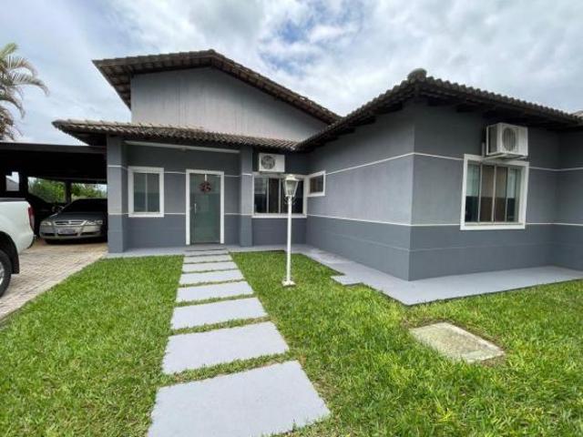 Casa de Alto Padrão no Condomínio Porto Seguro com Vista para o Lago