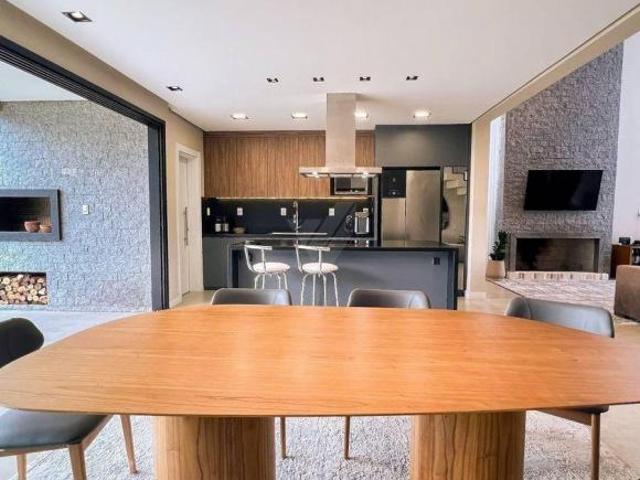 Casa de alto padrão no condomínio Prado Los Álamos em Gravataí com 300m2 de área