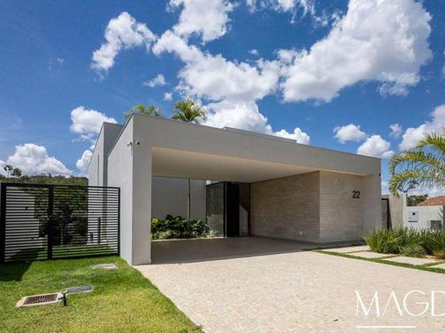 Casa de Alto Padrão no Condomínio Quatro Estações com 4 suítes e Lazer Completo Jardim Botânico