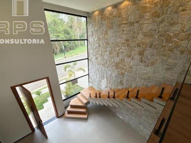 Casa de alto padrão no Condomínio Reserva São Nicolau conta com 4 suítes, sendo uma no térreo, salas