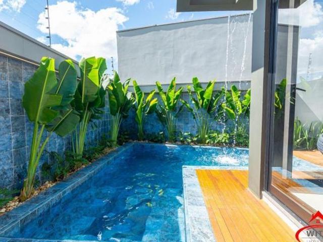 Casa de alto padrão no condomínio Vale dos Lírios