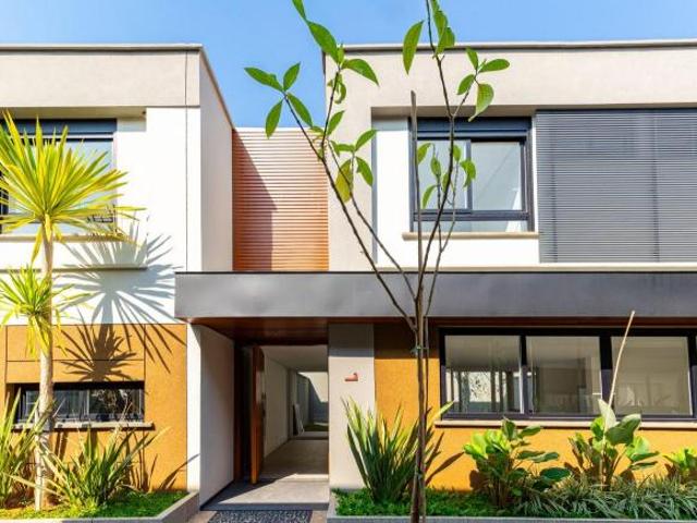 Casa de Alto Padrão no Condomínio Venezia – 4 Suítes, 367 m², Alto da Boa Vista Exclusiva de Luxo