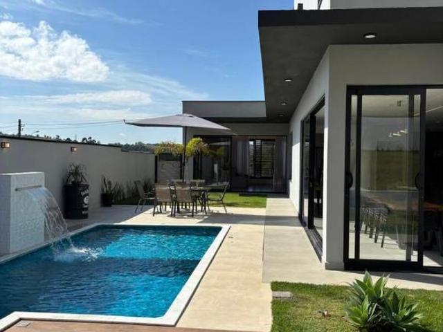 Casa de alto padrão no condomínio Villa D&apos oro