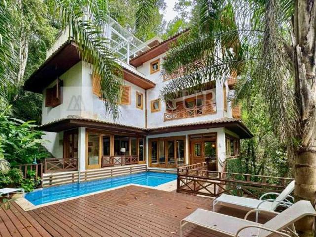Casa de Alto Padrão no Guarujá, Condomínio Fechado, 5 Suítes e Vista Panorâmica para a Mata Mercur