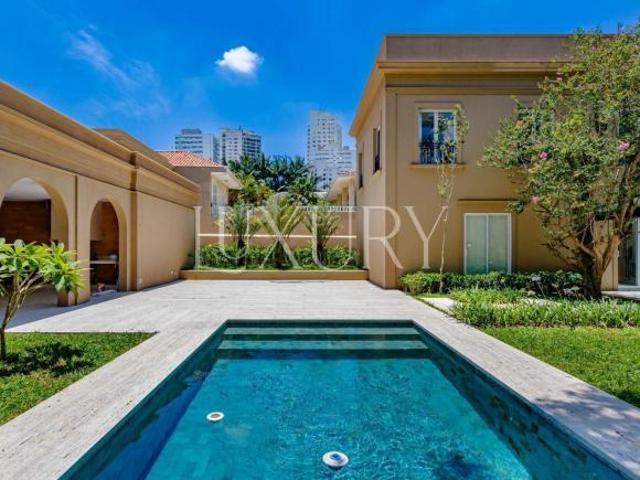Casa de Alto Padrão no Jardins — 4 Suítes, Elevador, Piscina, Espaço Gourmet e Garagem para 12 Carro