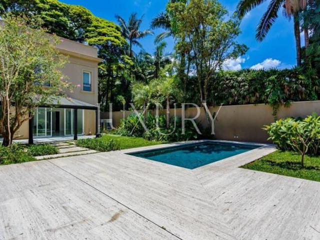 Casa de Alto Padrão no Jardins — 4 Suítes, Elevador, Piscina, Espaço Gourmet e Garagem para 12 Carro