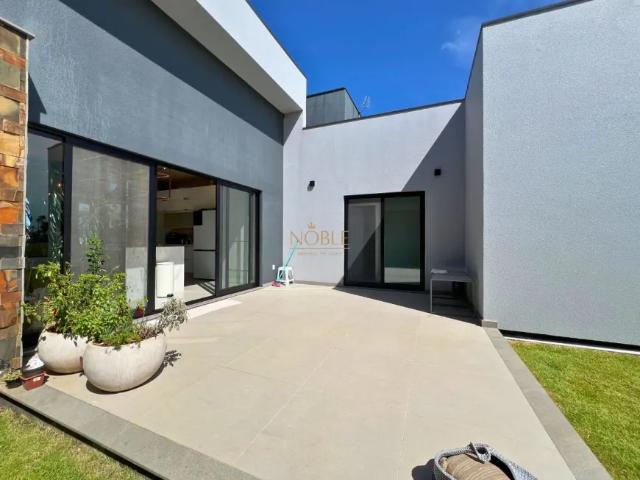 Casa de Alto Padrão no Reserva das Águas – 3 Suítes, Piscina e Arquitetura Moder