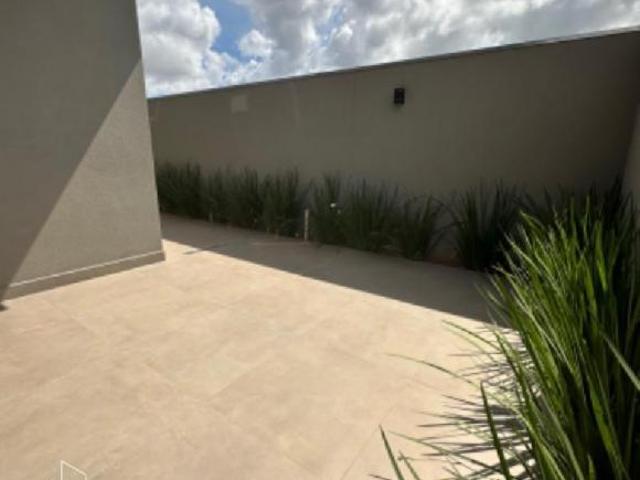 Casa de alto padrão no Residencial Maria Júlia: 3 quartos, 3 suítes, 4 banheiros, 4 vagas de garagem