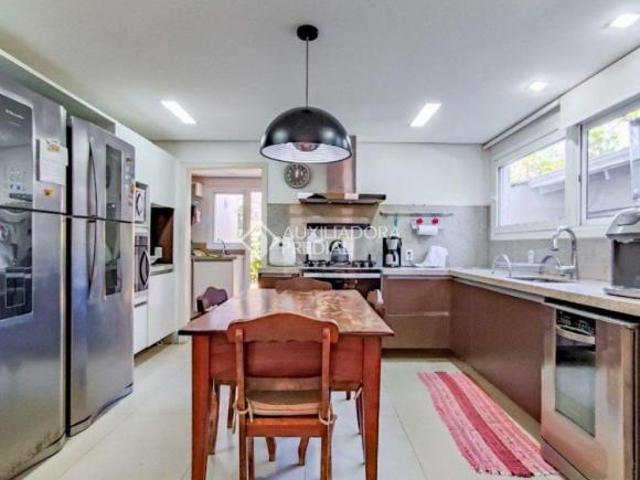 Casa de Alto Padrão no Residencial Parque Knorr Zona Sul de Porto Alegre