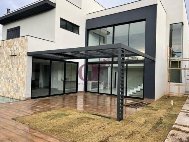 Casa de Alto Padrão no Terras da Alvorada com 4 Suítes e Piscina Aquecida