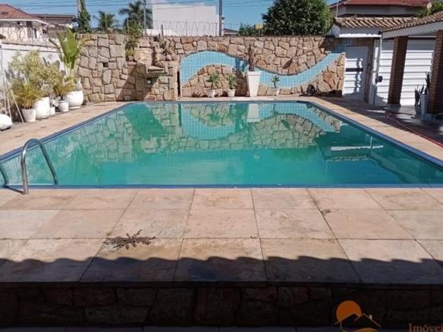 Casa de alto padrão a apenas meia quadra da praia – conforto, espaço e lazer completo! Praia da En