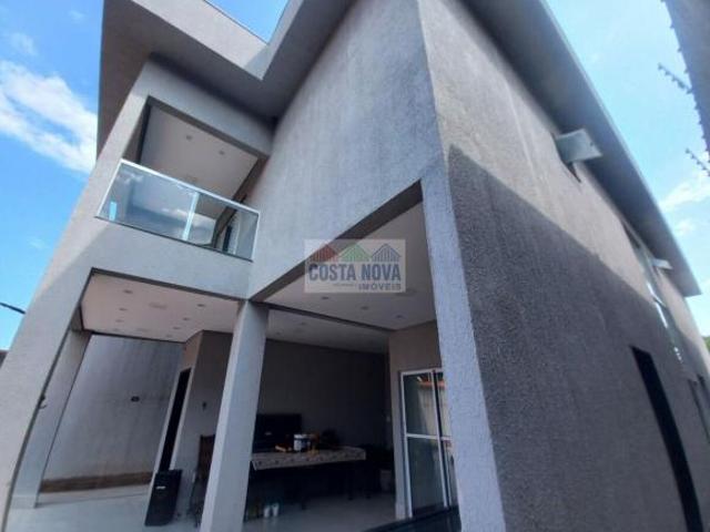 Casa de alto padrão à venda. 3 suítes, 5 banheiros, 4 vagas, próximo a praia